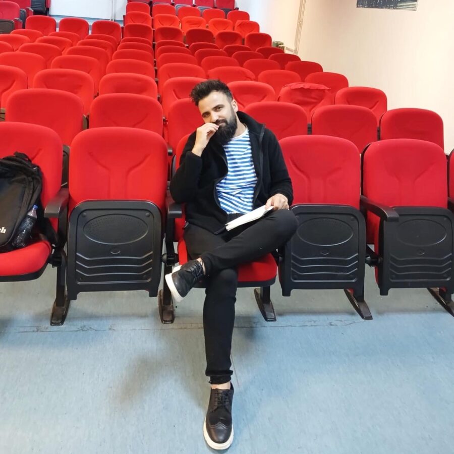 Sinan Demir’in Yeni Oyunu “Bana Aşk Derler”‘in – Sanatla Yaşam